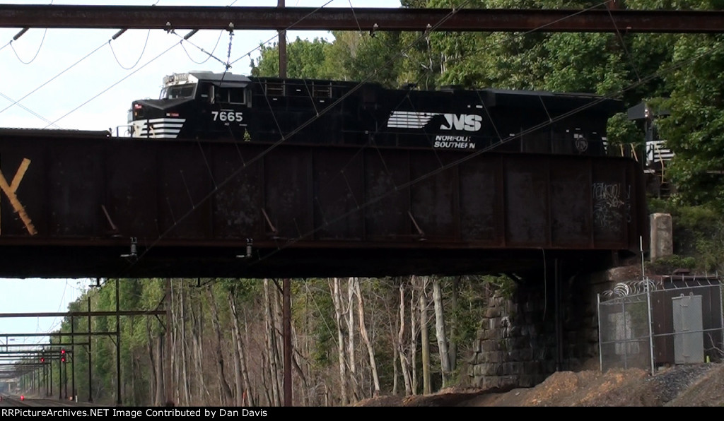 NS ES40DC 7665 trails on 66Z
